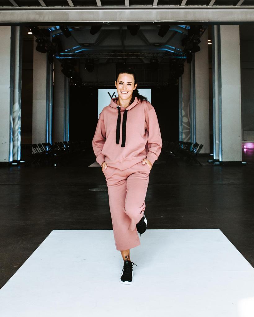 Yvette Brand huppari, tiilenpunainen - Yvette.fi -verkkokauppa